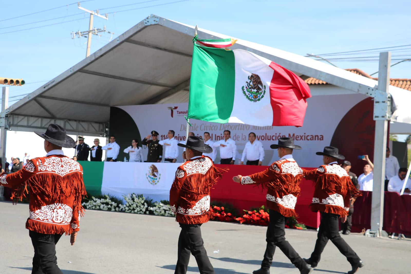 Encabeza AVA desfile por 114 aniversario de la Revolución Mexicana